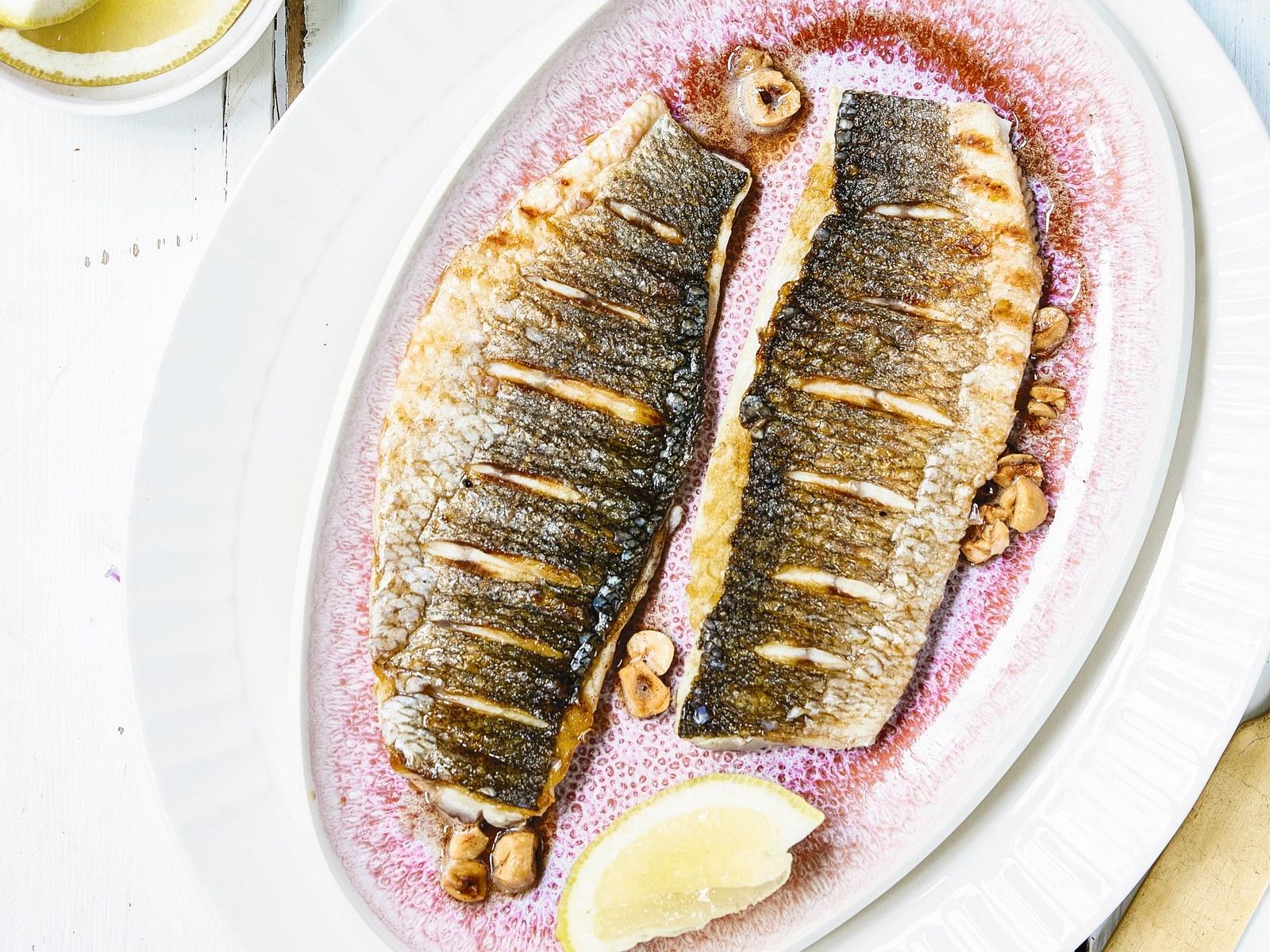 Grillet havabbor med tomatisert gnocchi og kapers | Oppskrift