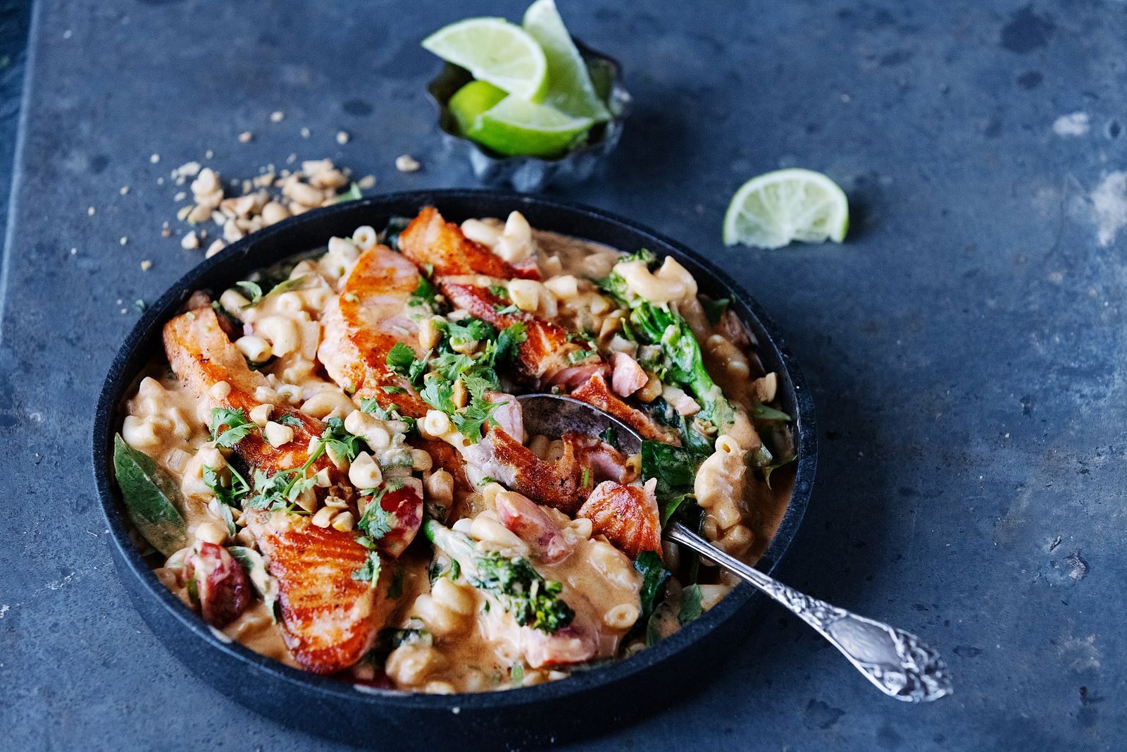 Enkel kokos-curry med makaroni og pannestekt laks | Oppskrift