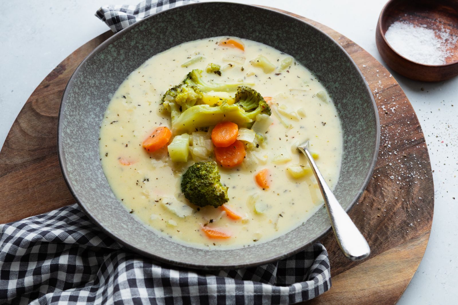Kremet grønnsakssuppe – Varm og god middag | Oppskrift