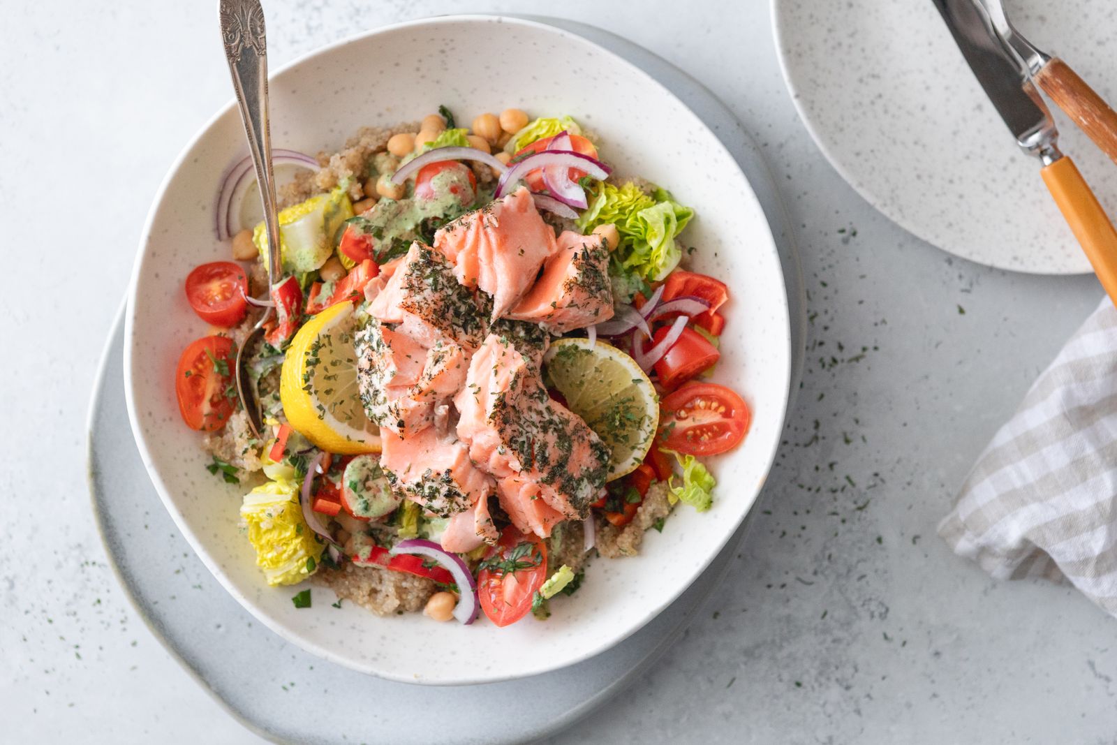 Quinoasalat med laks - Rask og mettende middag | Oppskrift