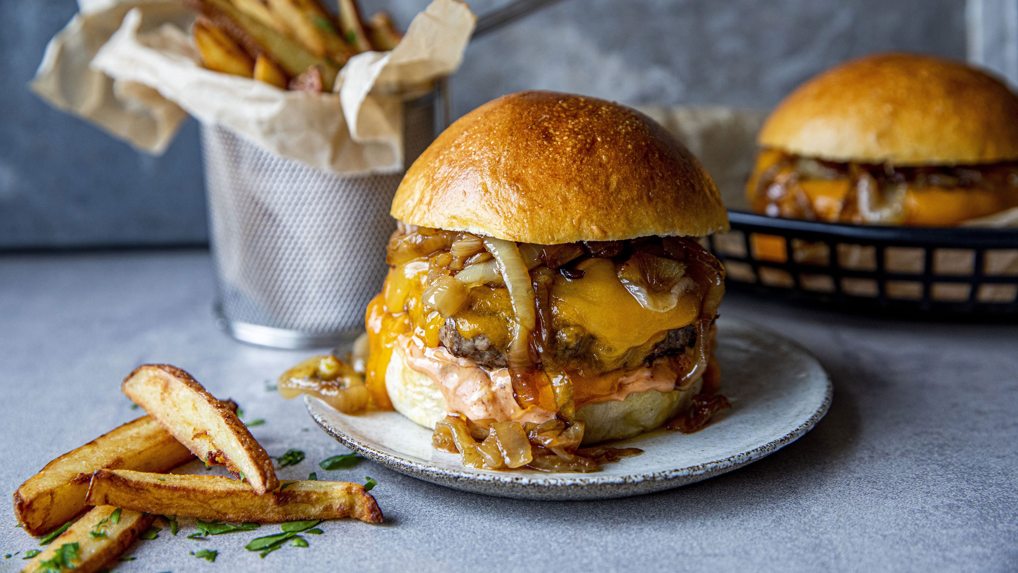 Hjemmelaget hamburger – Digg burger med karamellisert løk | Oppskrift