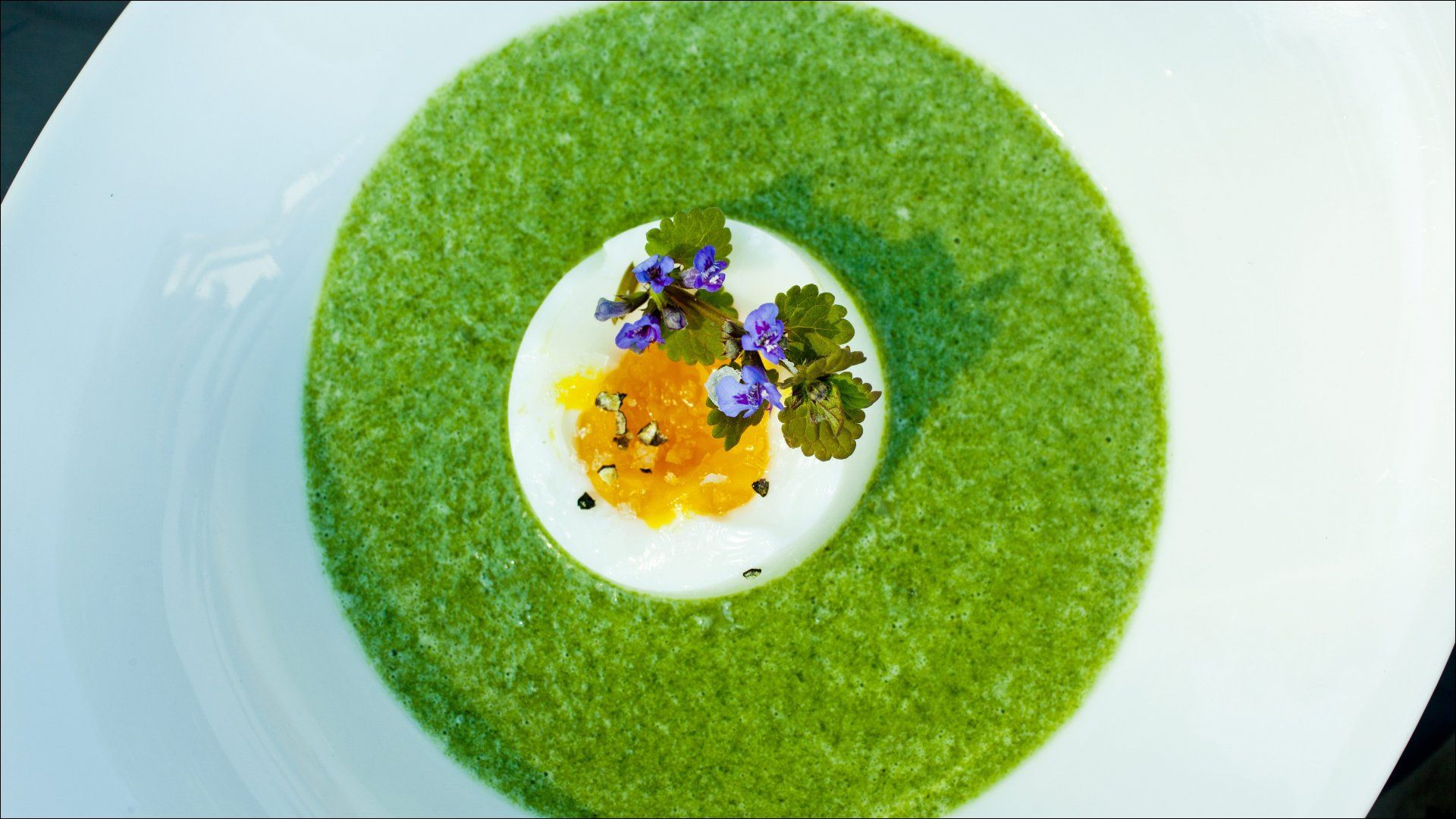 Brenneslesuppe med bløte egg | Oppskrift