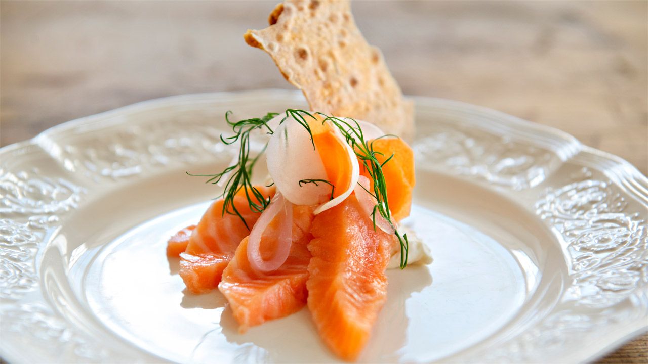 Syltet laks med pepperrotkrem og flatbrød | Oppskrift