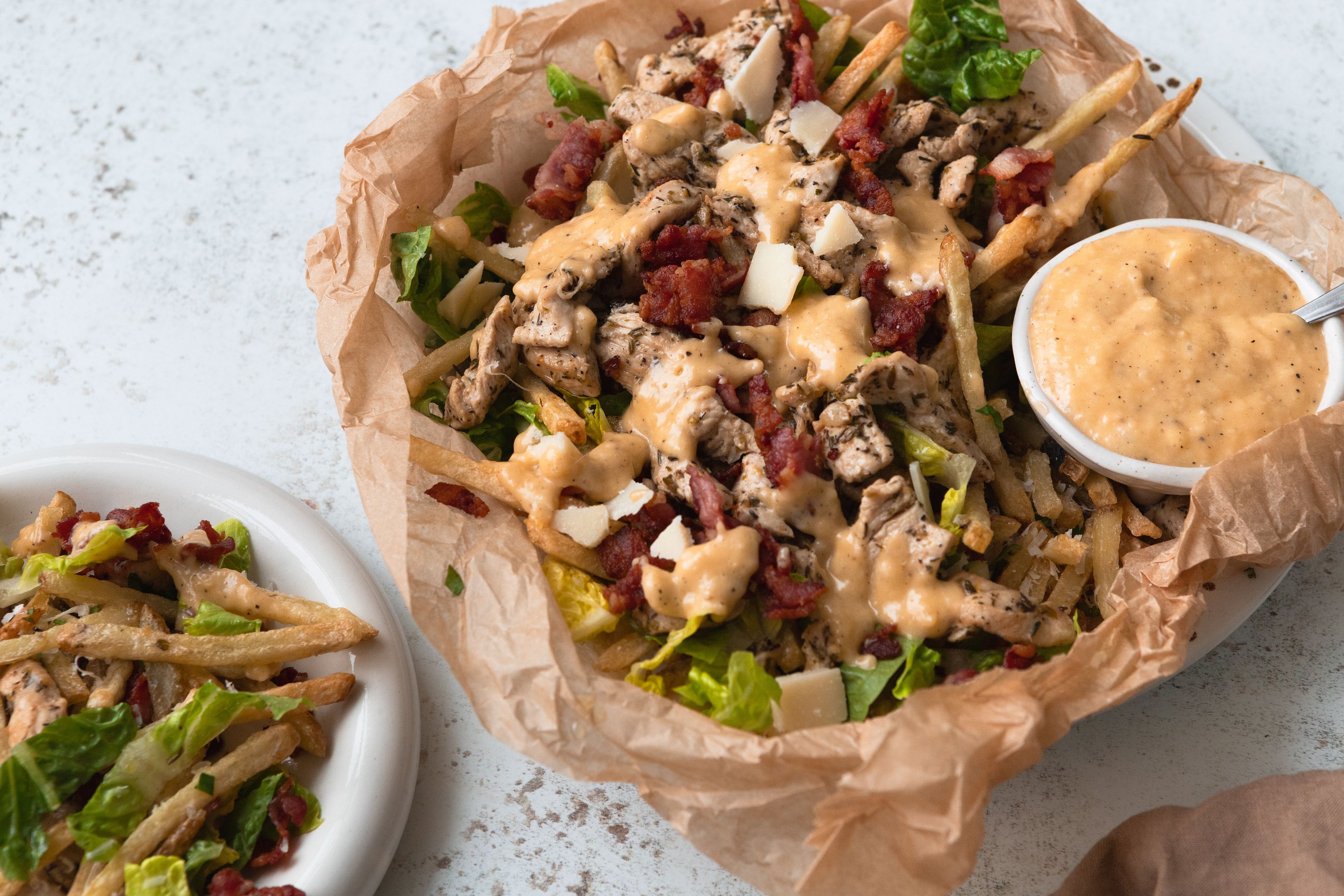Loaded fries med kylling – Deilig vri på cæsarsalaten | Oppskrift