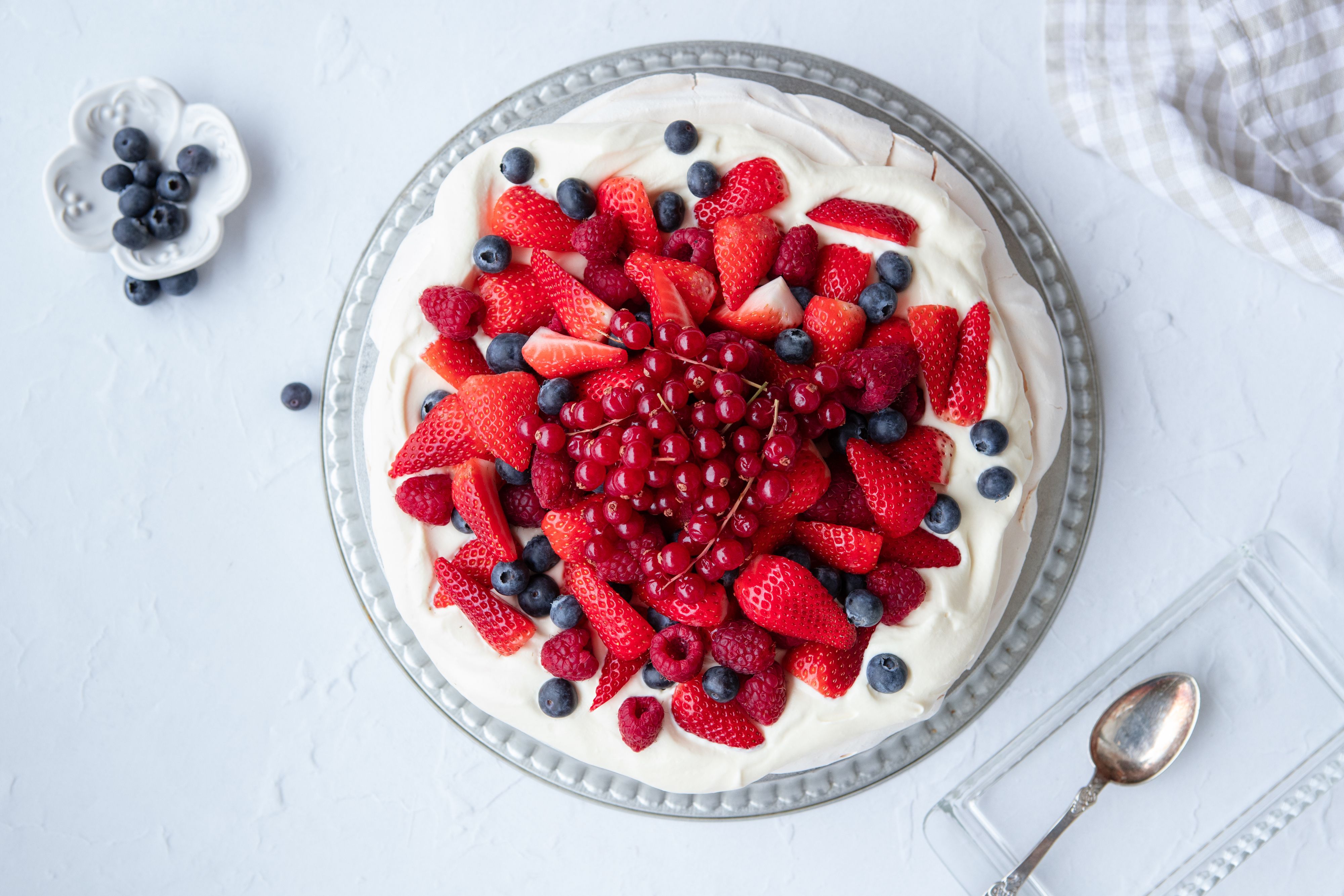Pavlova med eggekrem – Nydelig variant av klassikeren | Oppskrift